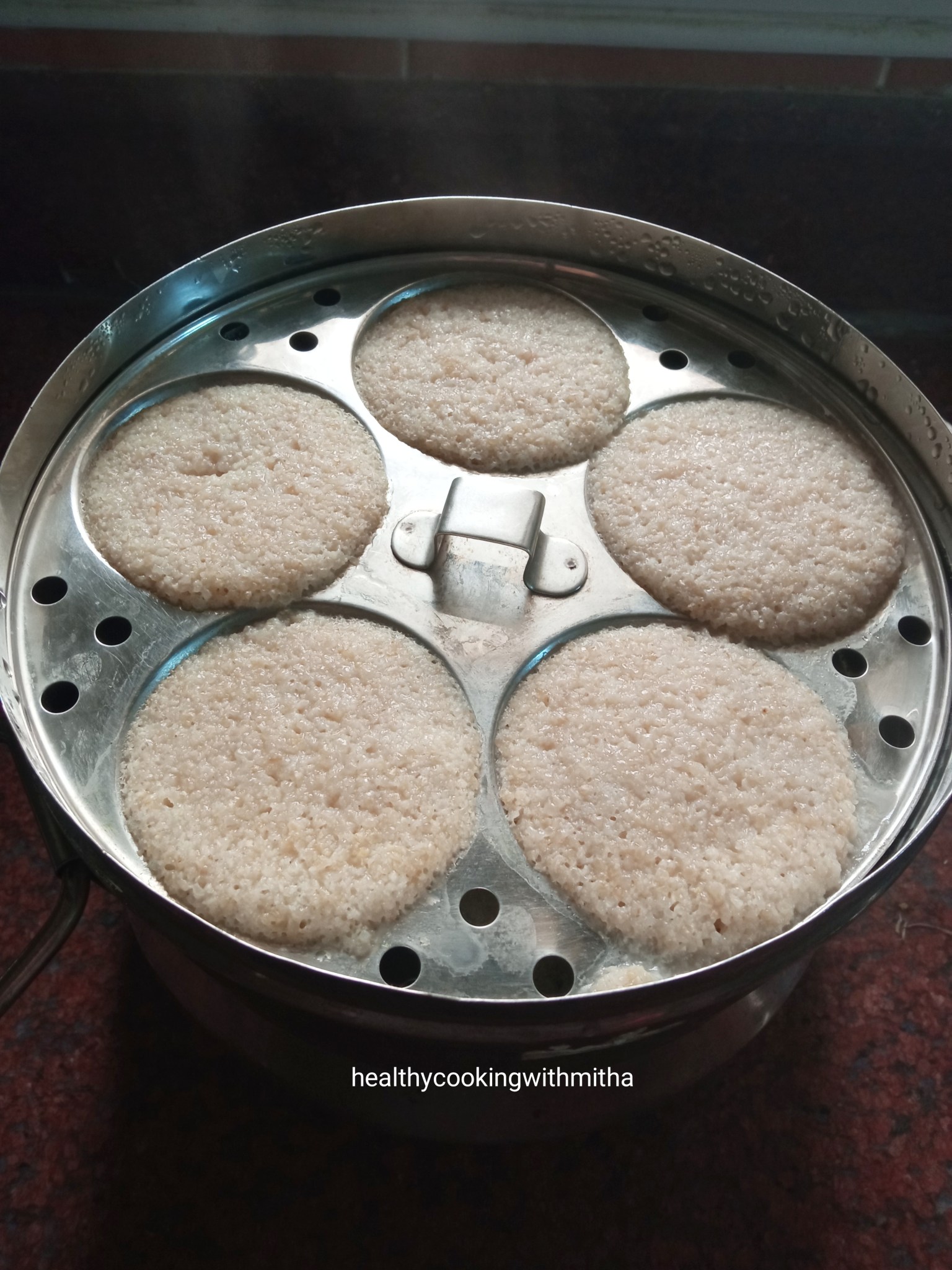 Broken wheat – Urad idlis | “No rice” idlis | Healthy cooking with Mitha